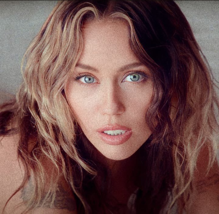 Miley Cyrus Green Eyes