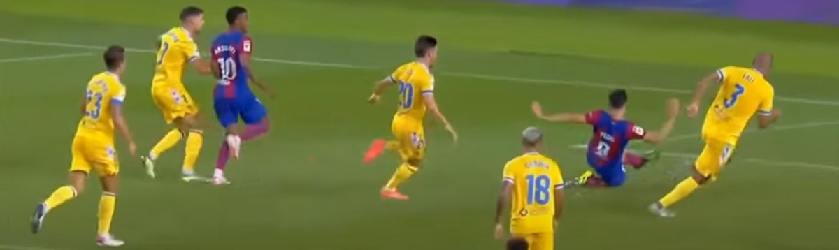 Xavi Hernández's approach to midfield configuration during the previous ...