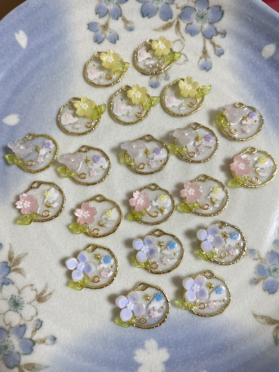 「worked on charms for my shop update tomo」|nami 🌸 coscarni FP-01のイラスト