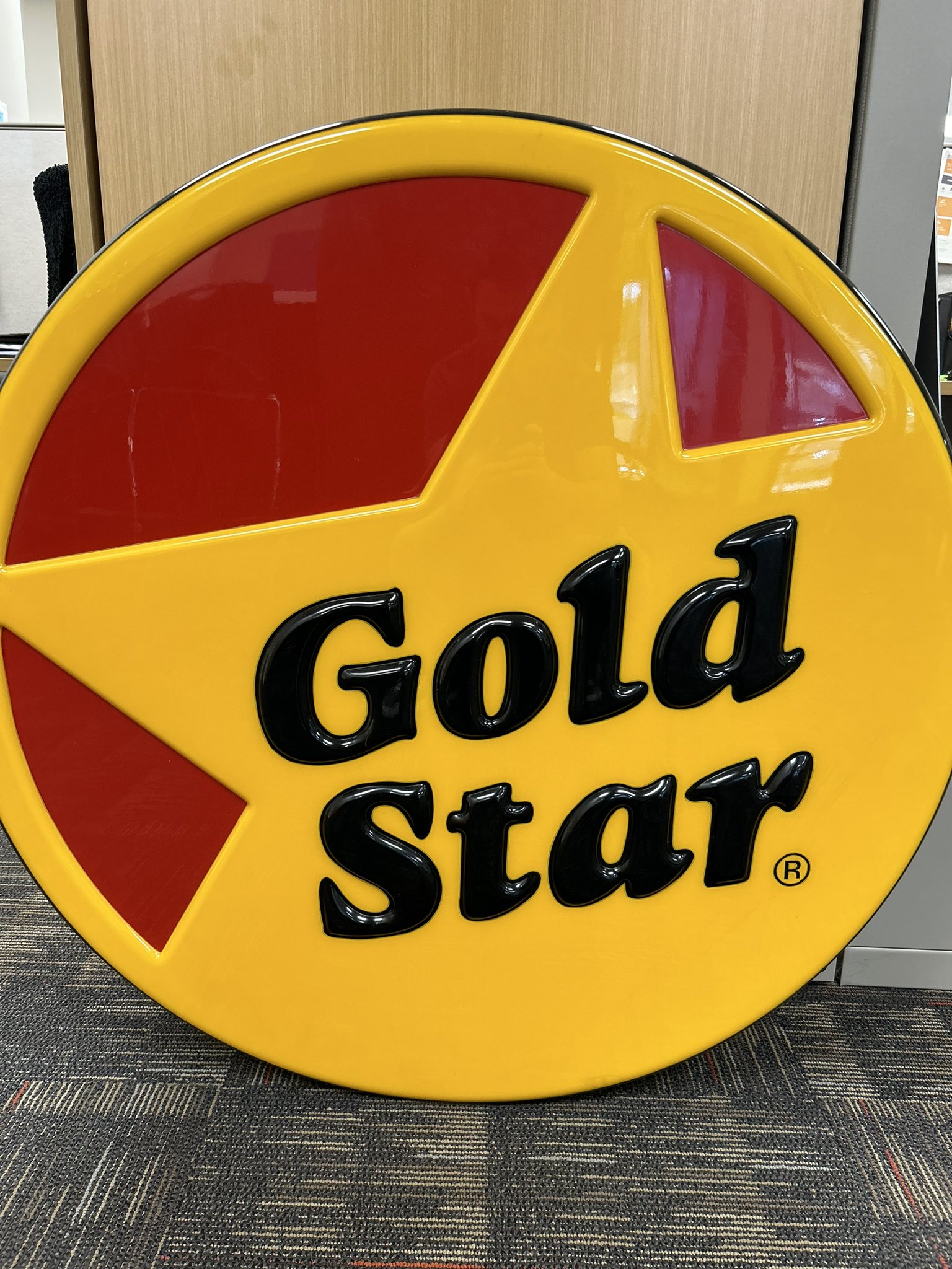 Restaurant With Yellow Star Logo Entwerfen Sie Ein Kreatives Logo Für