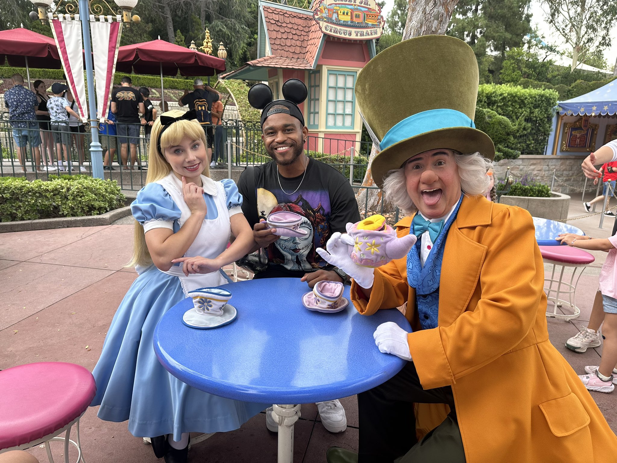 Alice And Mad Hatter Disney World Five Things To Know About The Mad