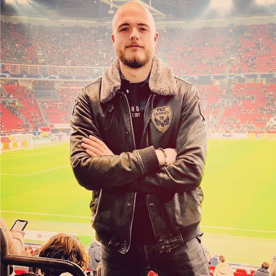 Ten Hag in the pit! Ten Hag! Manchester United's crew's got their ...