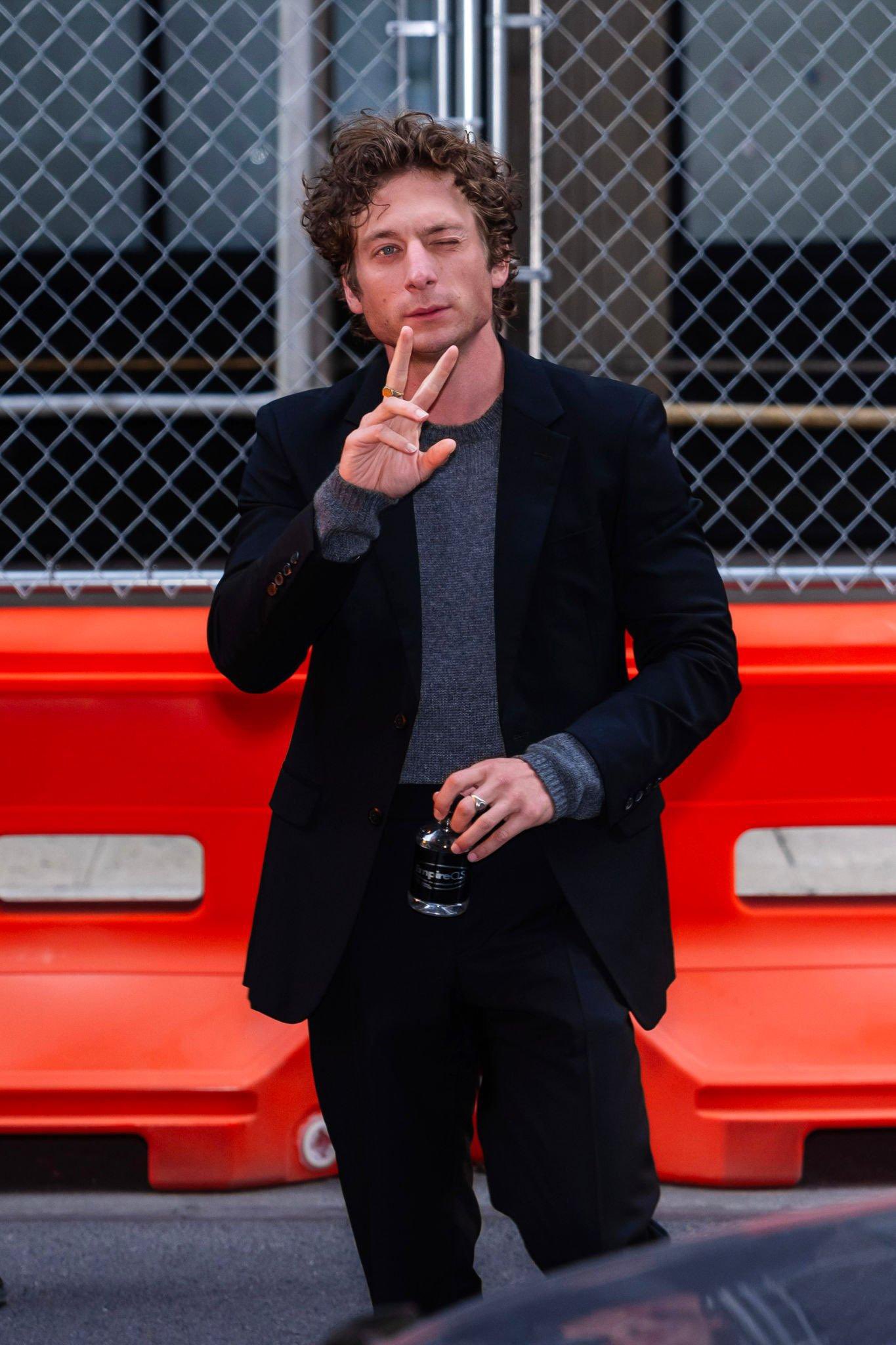 Jeremy Allen White Smoking 3,123 Jeremy Allen White Photos Stock