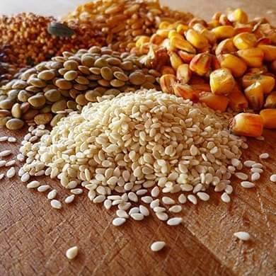 MAKUNDI YA VYAKULA YANAYOHITAJIKA KWA KUKU🐔🐓... Kuna MAKUNDI makuu ...