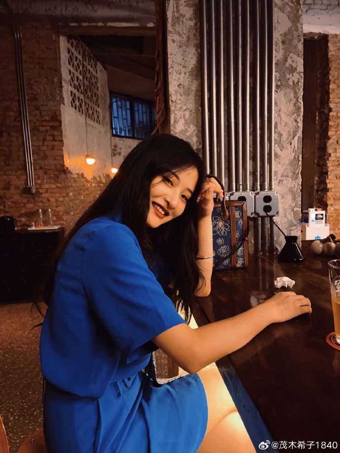 茂木希子(@xizi1840 ):下次你撑伞看水洼，就会想起我说雨是神的烟花。