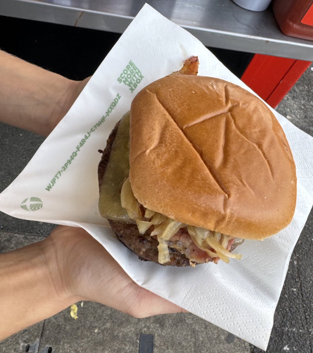 [閒聊] 曼聯 熱狗攤賣的熱狗堡 上面印XGP的代碼 - 看板C_Chat - PTT網頁版