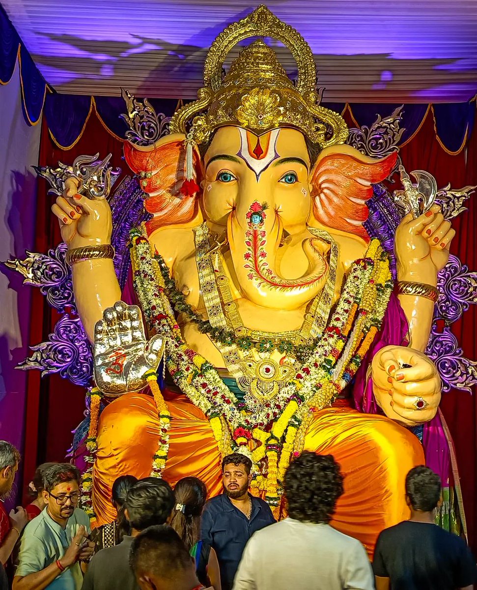 12 Famous Ganesh Pandals in Mumbai 1. Lalbaugcha Raja https://t.co ...
