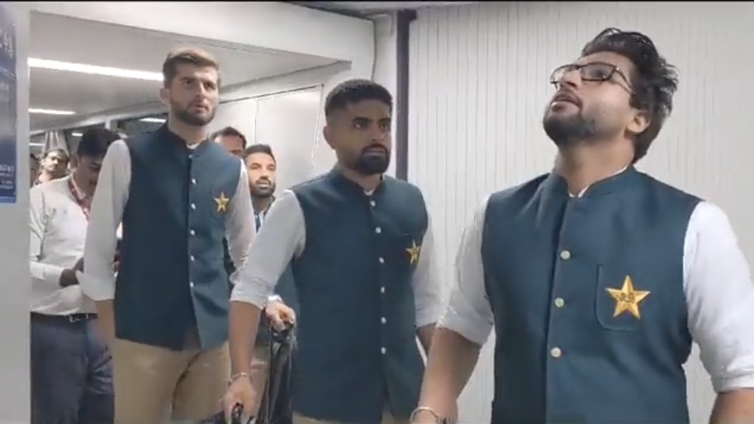 Babar bhai, yahan toh bijli 24 ghante aati hai. - Download Tweet Image ...