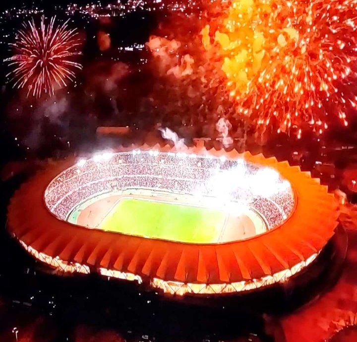 Kama ulikua hujui hii acha nikujuze Uwanja wa Benjamin Mkapa yaani ...