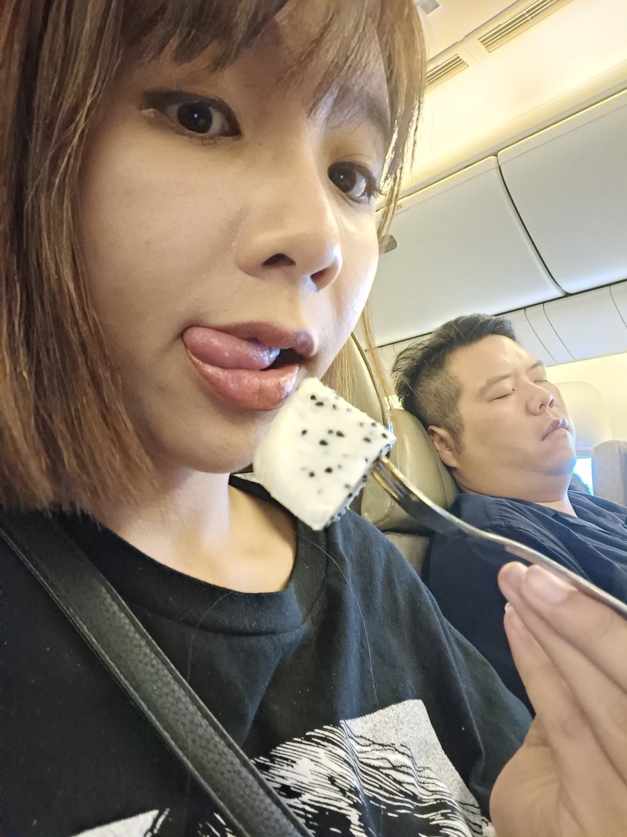 吳夢夢Mona Wu 🇹🇼(@Monmon_tw ):和權出差結束 回家了 明後天就又是拍思春社的時間 一個禮拜有6天在拍思春社🫠 因為8、9 ...