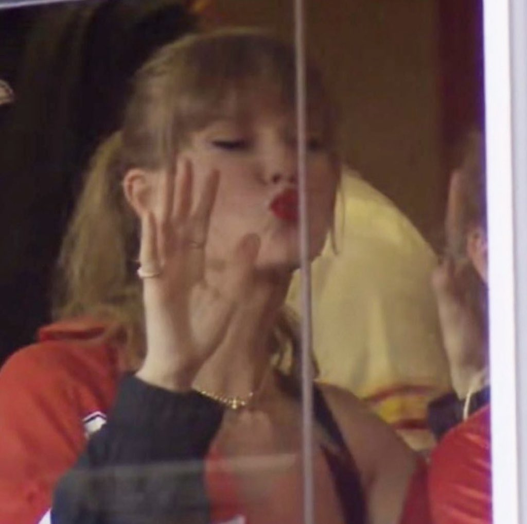 Taylor Swift Smoking