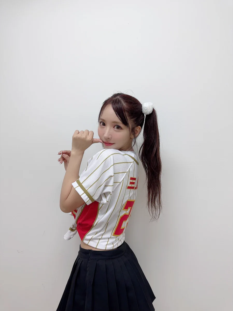 三上悠亜(@yua_mikami ):雨で前髪びしょびしょ