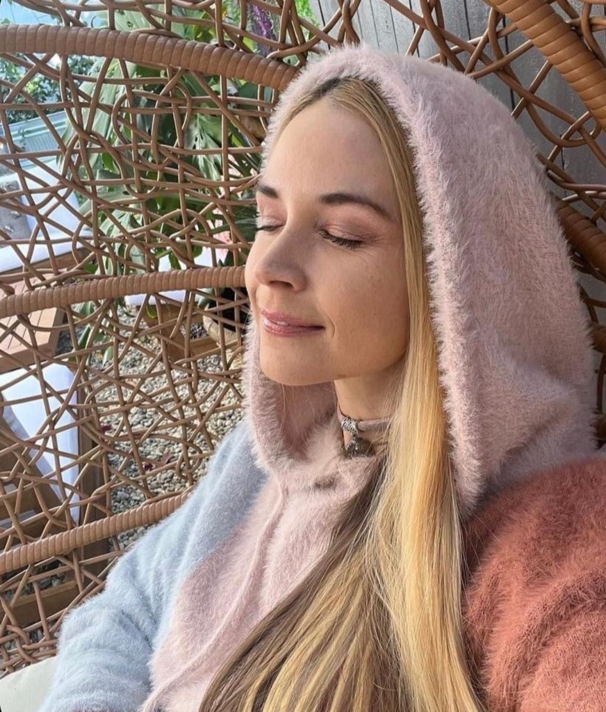 Lora Hendricks's Instagram, Twitter & Facebook on IDCrawl