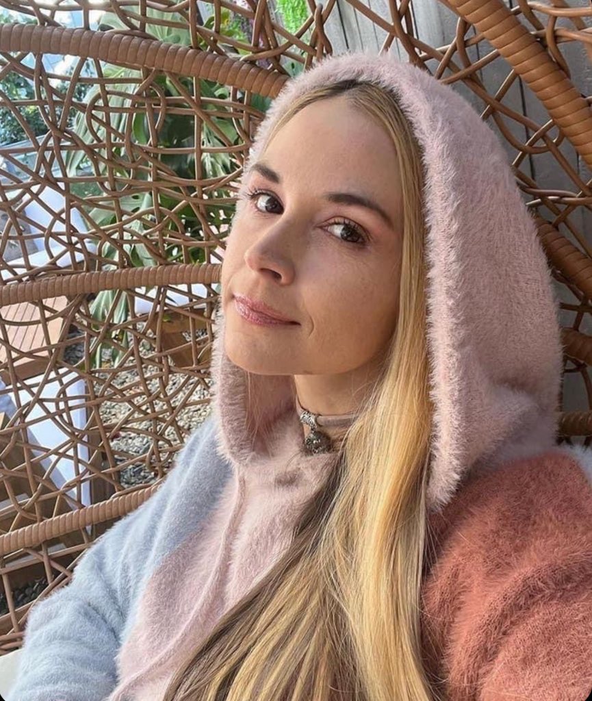 Lora Hendricks's Instagram, Twitter & Facebook on IDCrawl