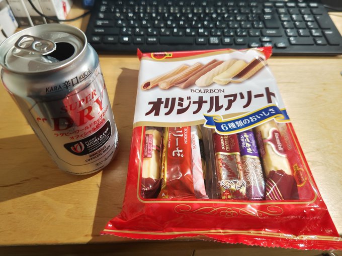 代休の締めにブルボンアベンジャーズを肴に晩酌を楽しむしろちち(ΦωΦ)ﾌ.. | しろちち＠C106日曜南f02b委託 さんのマンガ | ツイコミ(仮)