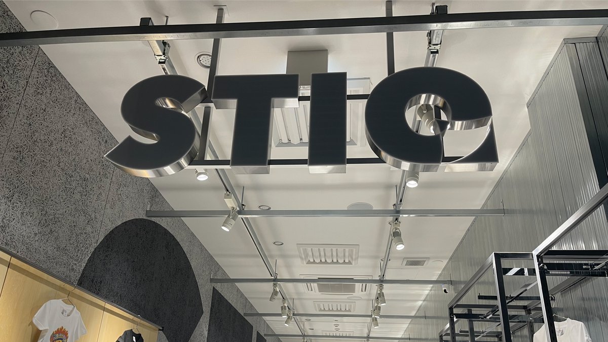 「10月19日にオープン予定のSTIQ STORE SHINSAIBASHIにて、」|ヒロコのイラスト