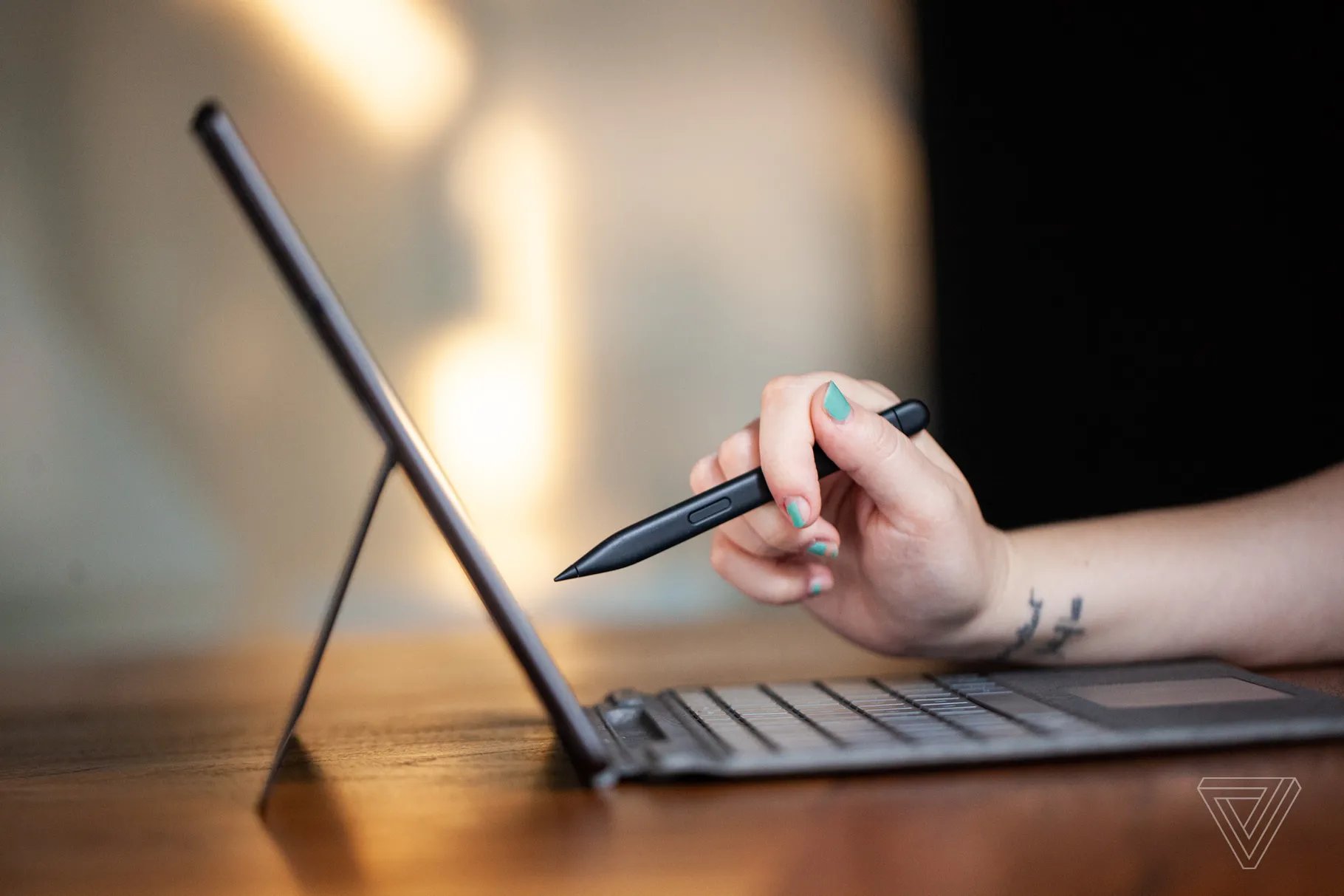 Tom Warren on Twitter: "Microsoft's new Surface pen feels like it's alive. The haptic feedback ...