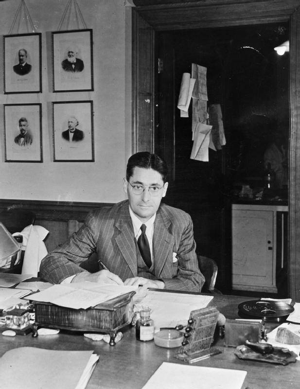 After Alexander Fleming discovered penicillin, Sir Howard Walter Florey ...