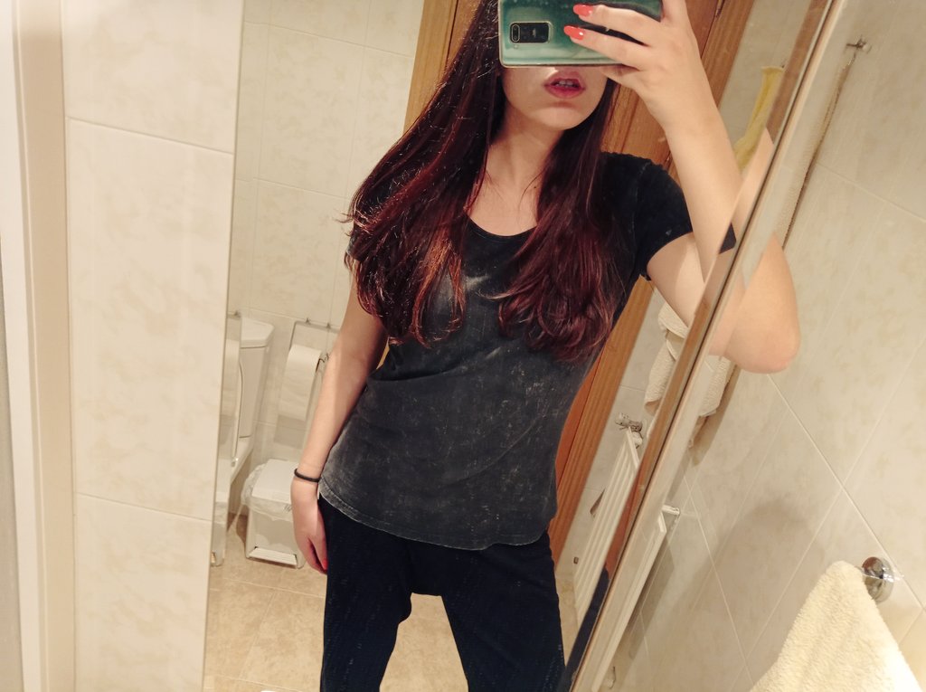 Laura💋 on Twitter: "back from party + nails done 😊 https://t.co/vrhHiIwRJt" / Twitter