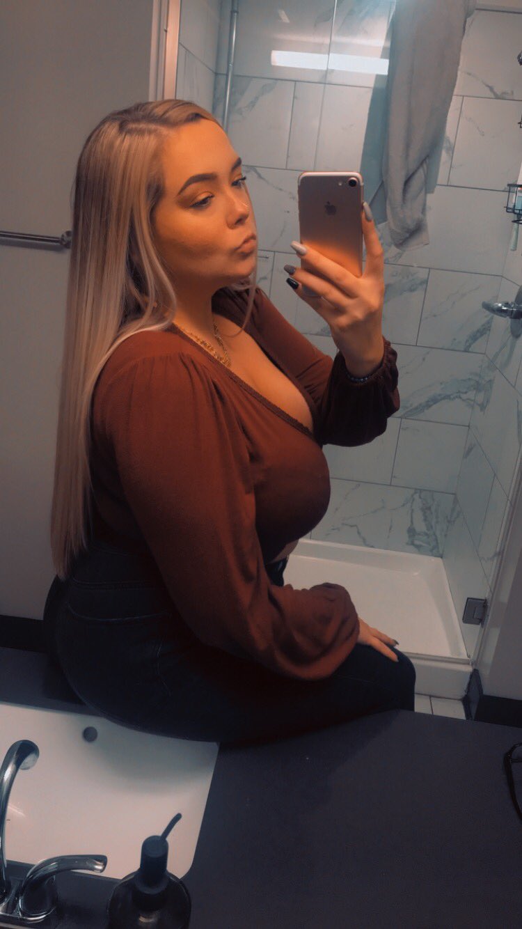 chloe nyx 👑 on Twitter: "photo dump from last night ♥️😇 @vanessalovell83 https://t.co/CZSGFKAqlf ...