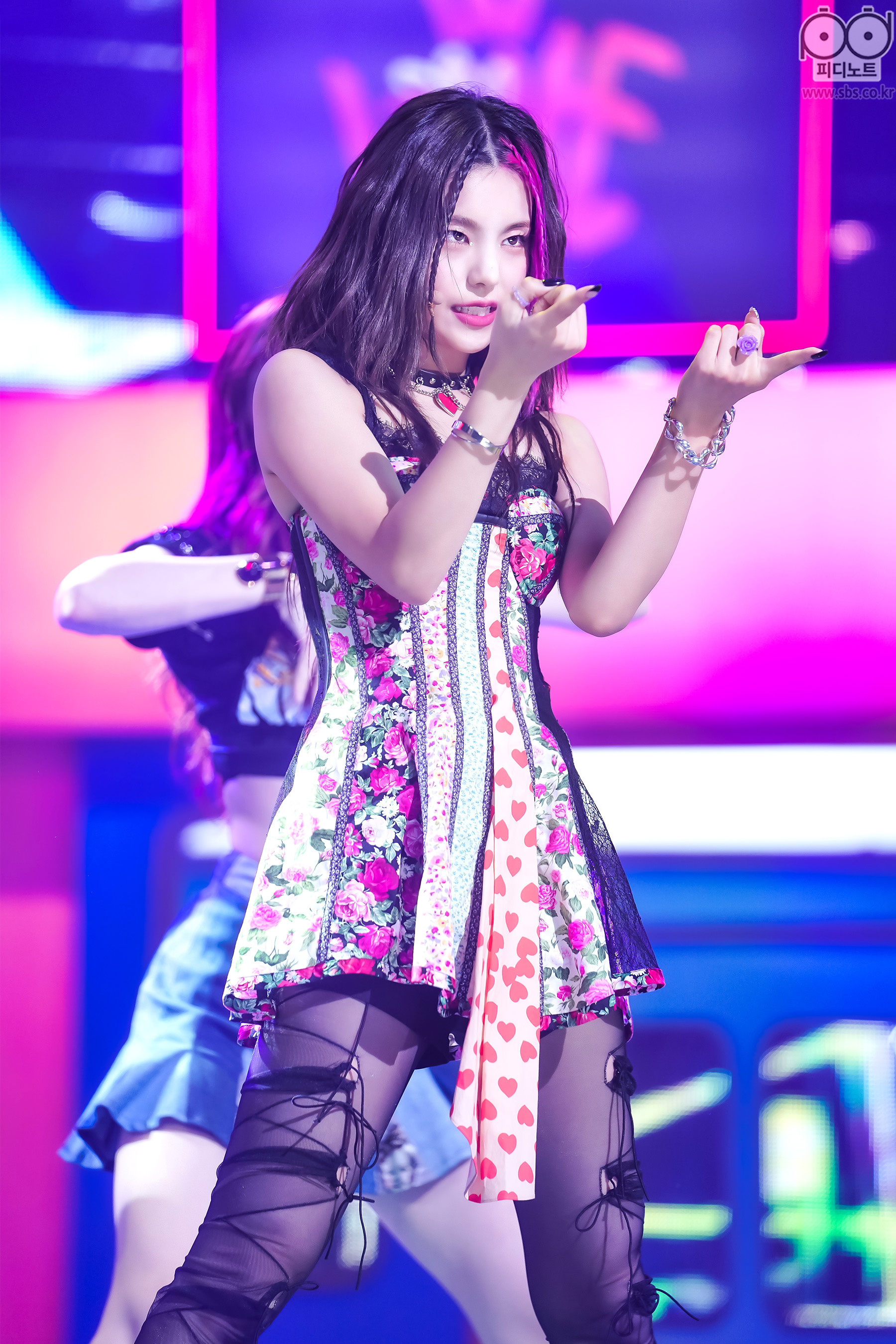 itzy pics on Twitter: "sbs inkigayo pd note yeji https://t.co/IAh8oIf5ok" / Twitter