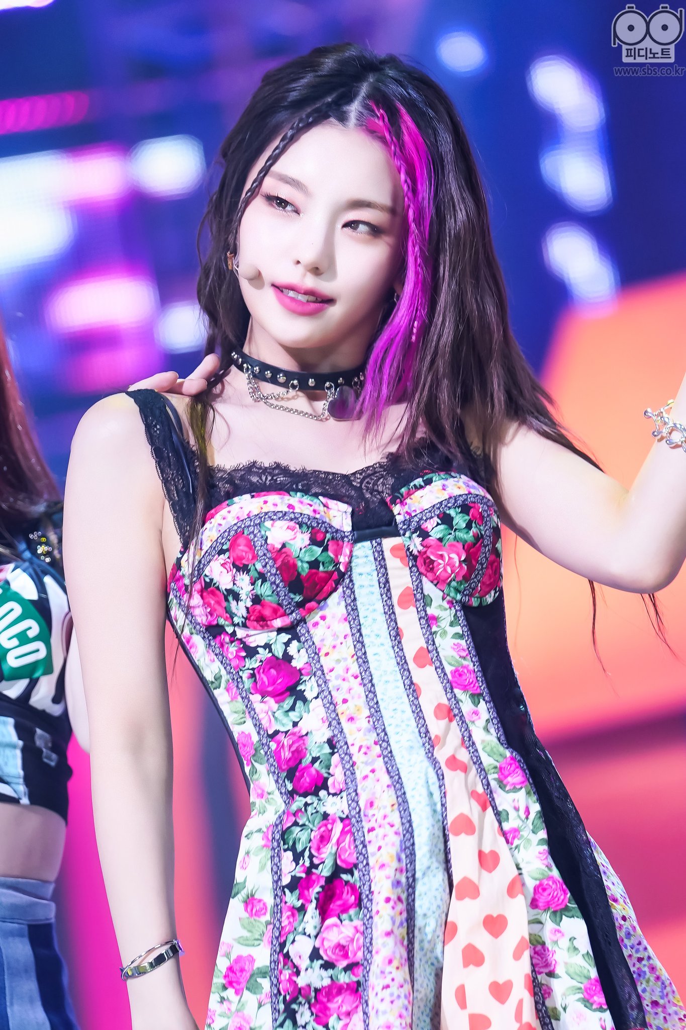 itzy pics on Twitter: "sbs inkigayo pd note yeji https://t.co/IAh8oIf5ok" / Twitter