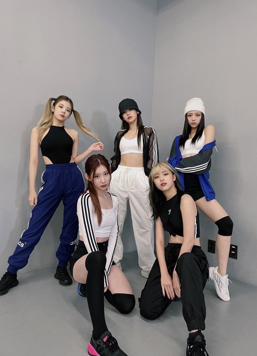 ITZY on Twitter: "ITZY 퍼포먼스에 LOCO한 사람 손🙋🏻‍♀️ 이렇게 멋있는 Kitty가 어디 있어~? 여기 ITZY💖 Who is loco to ITZY ...