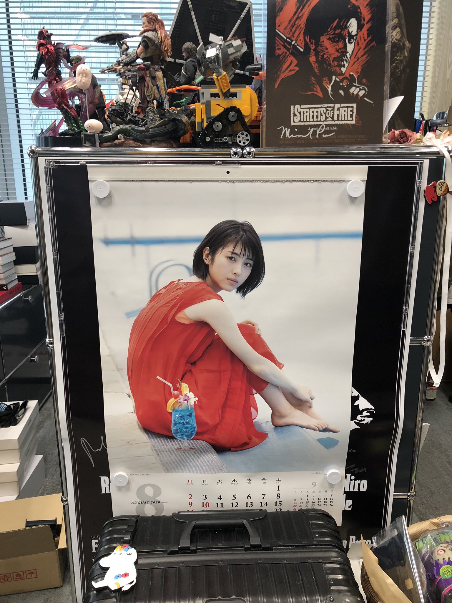 小島秀夫 On Twitter 問題のカレンダー、未だに貼ってる。