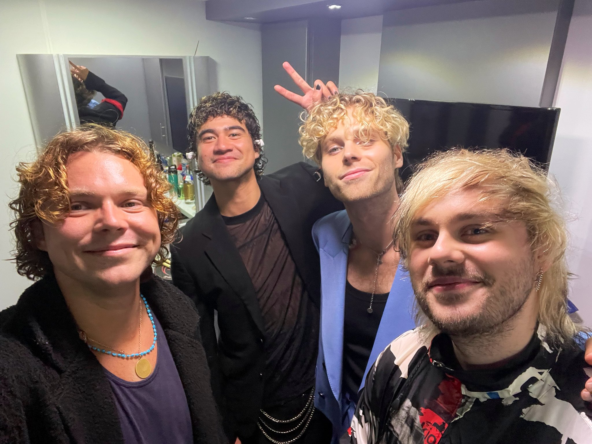 5sos Selfies With Fans 5SOS Indonesia 🇲🇨 (@5sosindonesia)