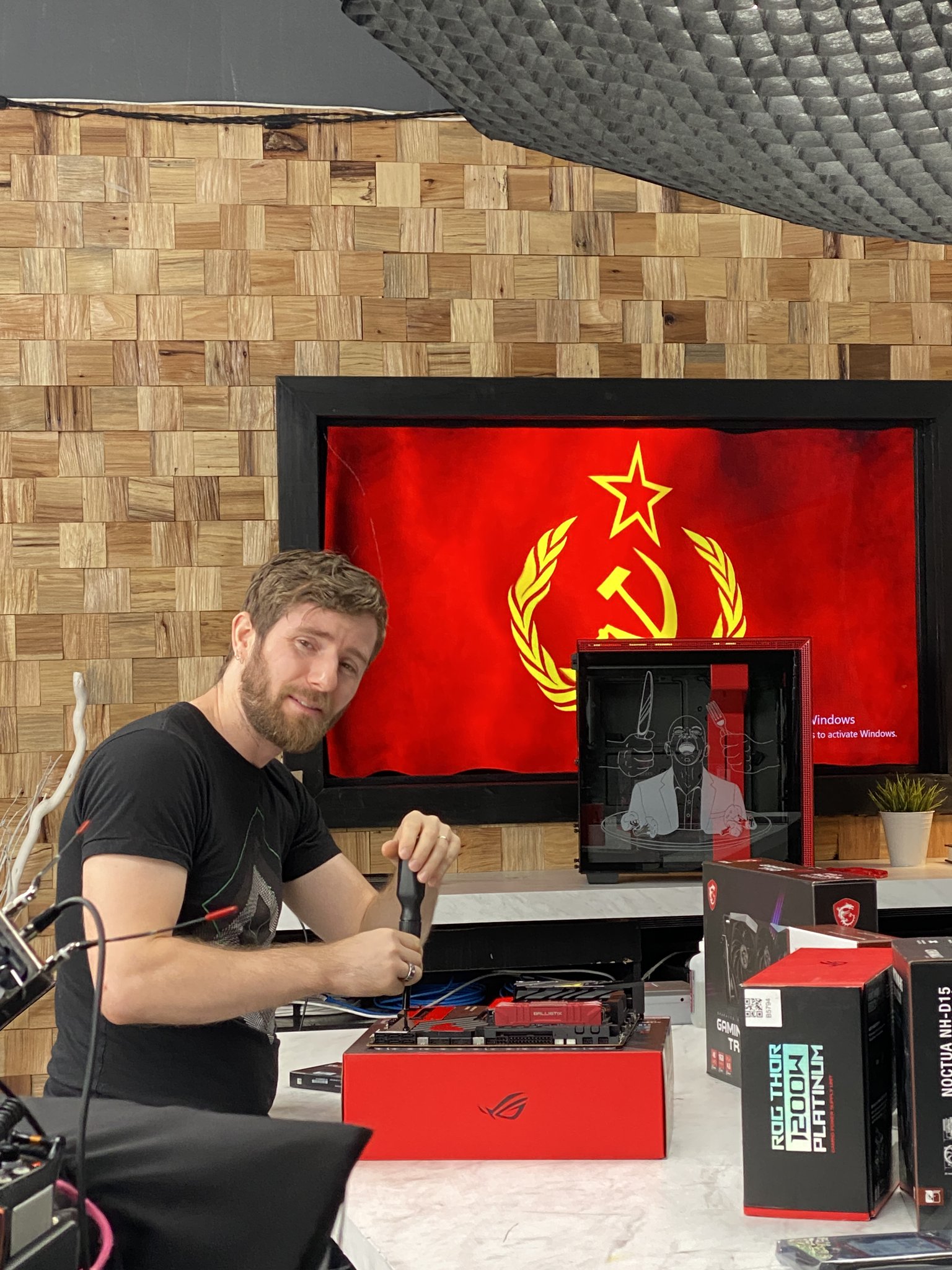 Linus Tech Tips on Twitter: "not your PC, OUR PC comrade https://t.co/osqC8mo2lM" / Twitter
