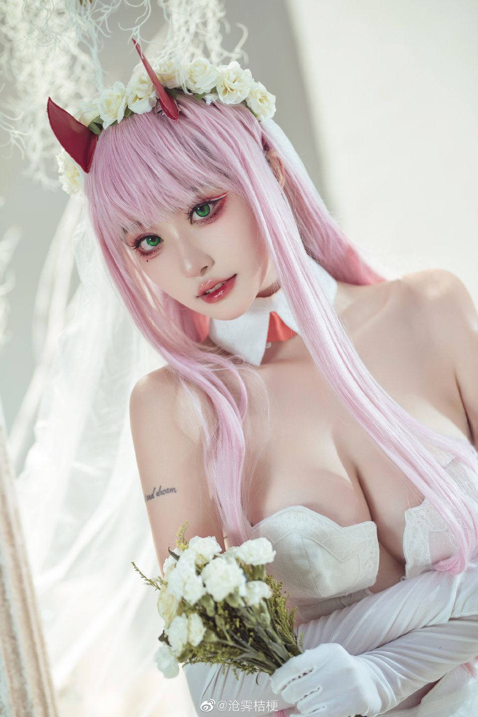coser都是骚鸡 on Twitter: "#意淫 #coser 未婚夫不懂为什么婚礼当天她没邀请家人而是邀请了一群黑人 并且向来保守的她居然穿着如此暴露 她奶子漏这么低其实是为了方便在未婚 ...