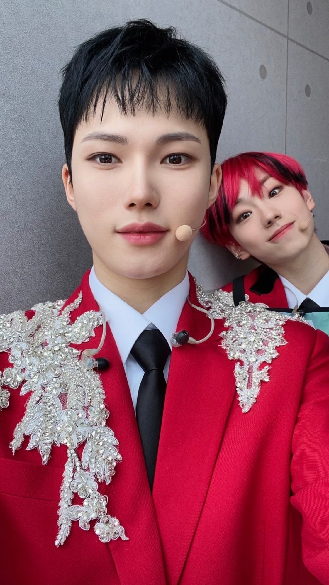 E'LAST(엘라스트) on Twitter: "쇼! 음악중심 방송 들어가기 전에 형과 동생의 훈훈한 셀카 😁 #ELAST #엘라스트 #SeungYeop #승엽 #WonJun ...