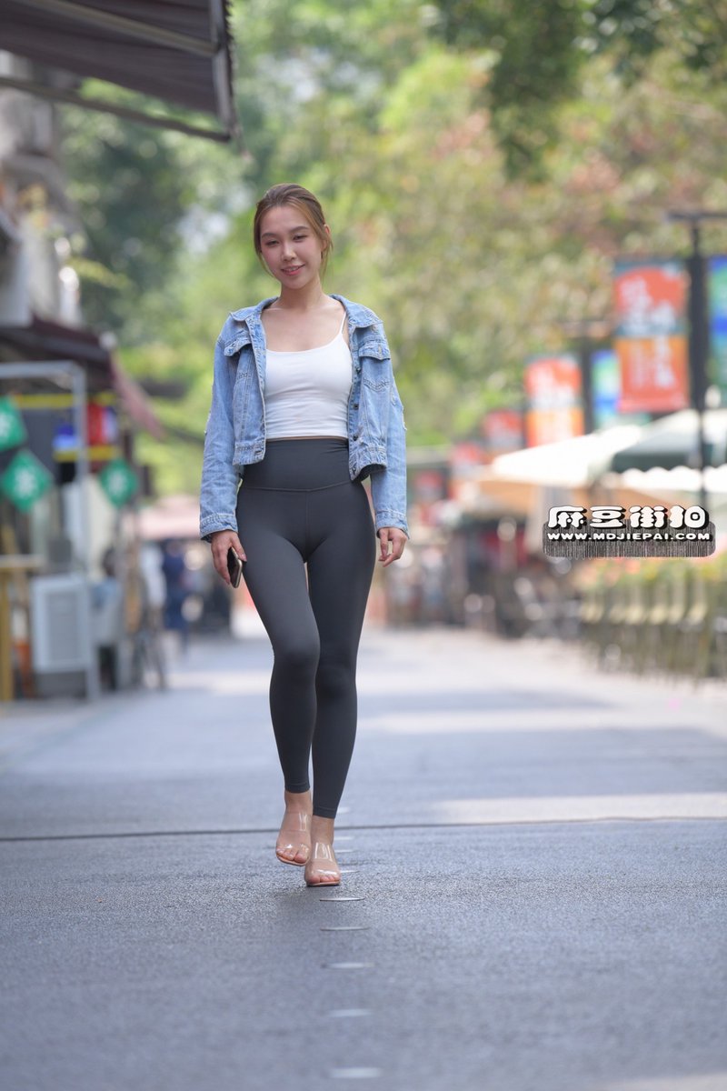 #街拍 #勒痕 #勒B #鲍鱼线 #一线天 #骚女 这裤子吧下面的一线天勒得太美了，这是没穿内裤吗1 麻豆街拍：https://t.co/znu3eiBXcP 麻豆传媒：https://t ...