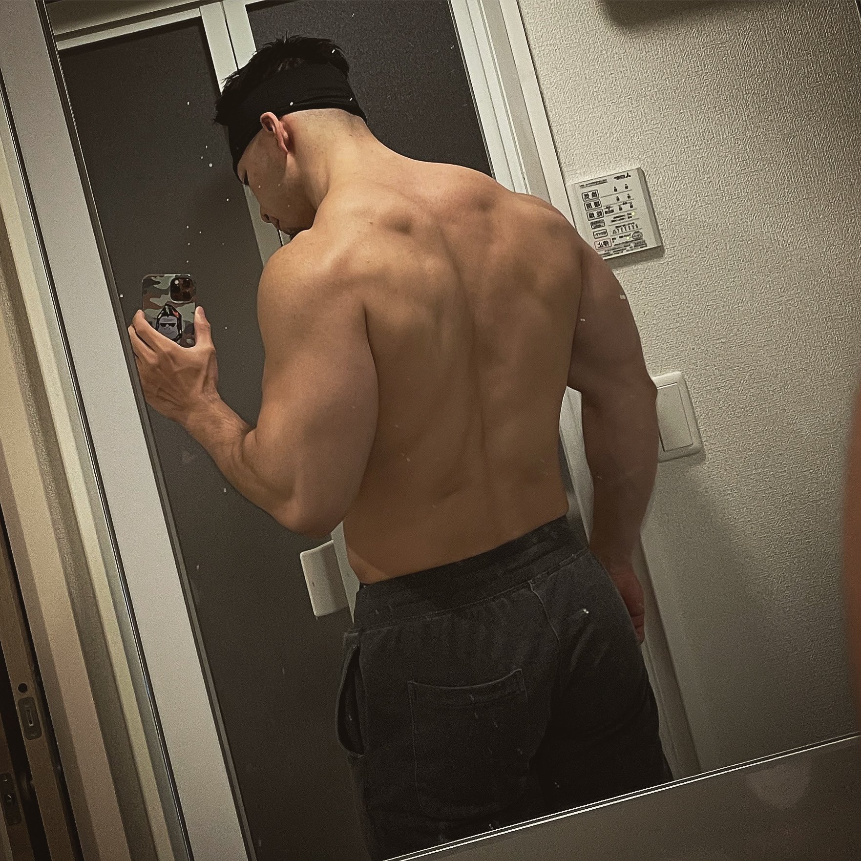 Muscle Back Selfie