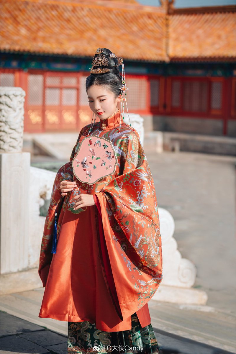 『明代•豎領圓襟女袍•襕裙』 Chinese traditional clothes • Robe with round neckline ...