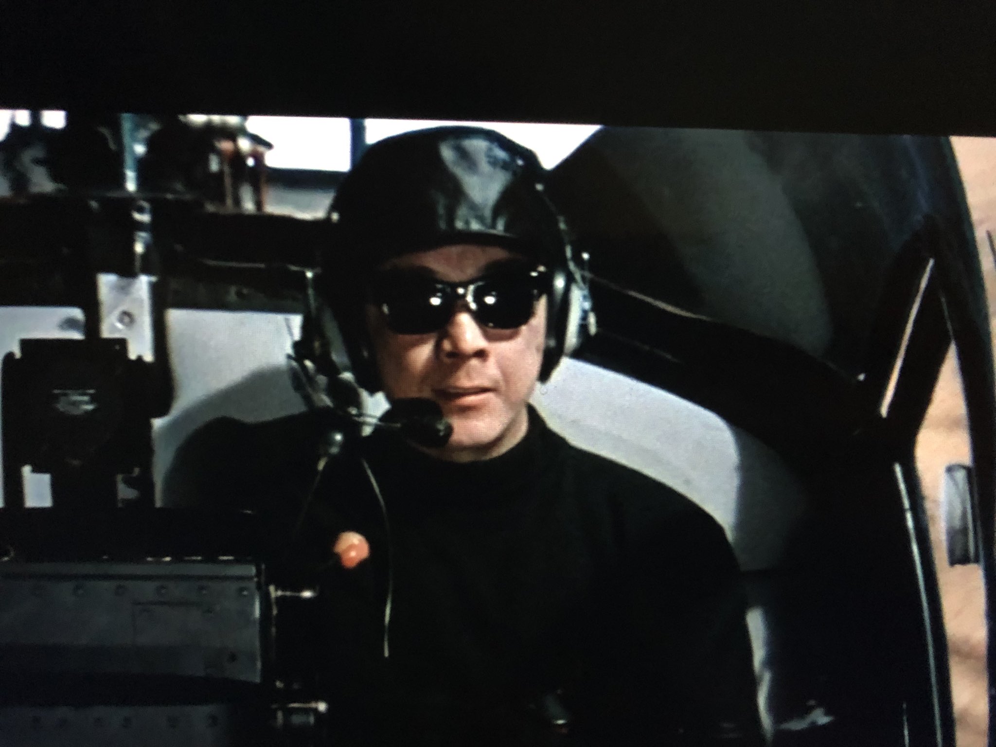 dinoubu on Twitter: "#utamaru #アトロク アマプラで007は2度死ぬみてたら、どう見ても宇多丸さんにしかみえない敵のヘリコプター操縦士がいた。 https://t ...