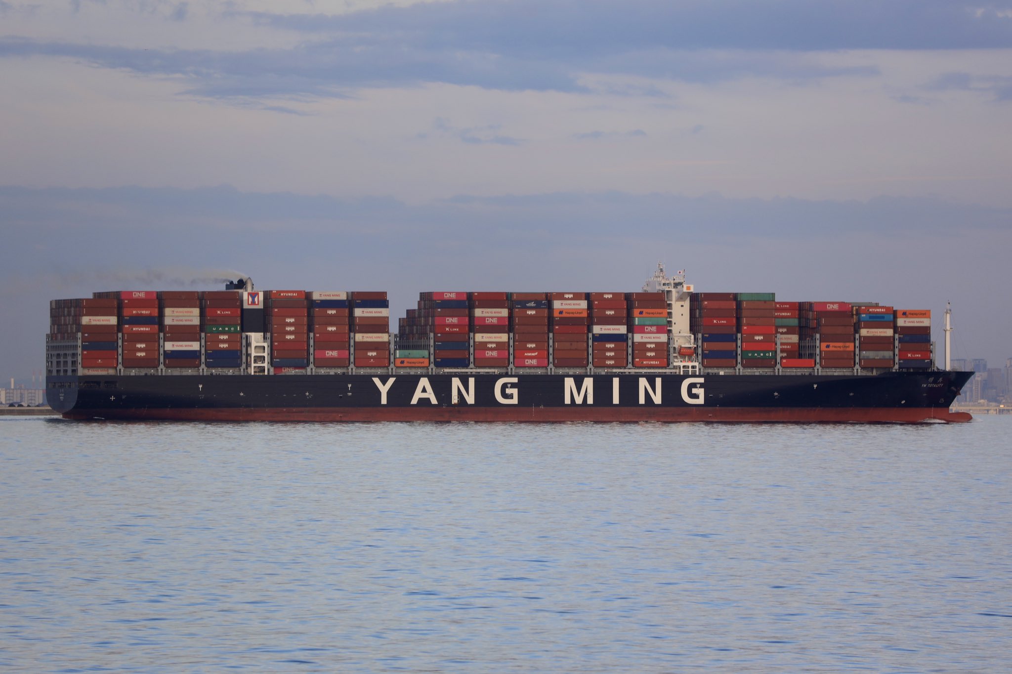 ぞ. on Twitter: "10.29 神戸港 「YM TOTALITY」 陽明海運,12690TEUのコンテナ船 PS6の復路で青島に向けて神戸を出港。 ほぼ9段で積みっぷりが良い ...