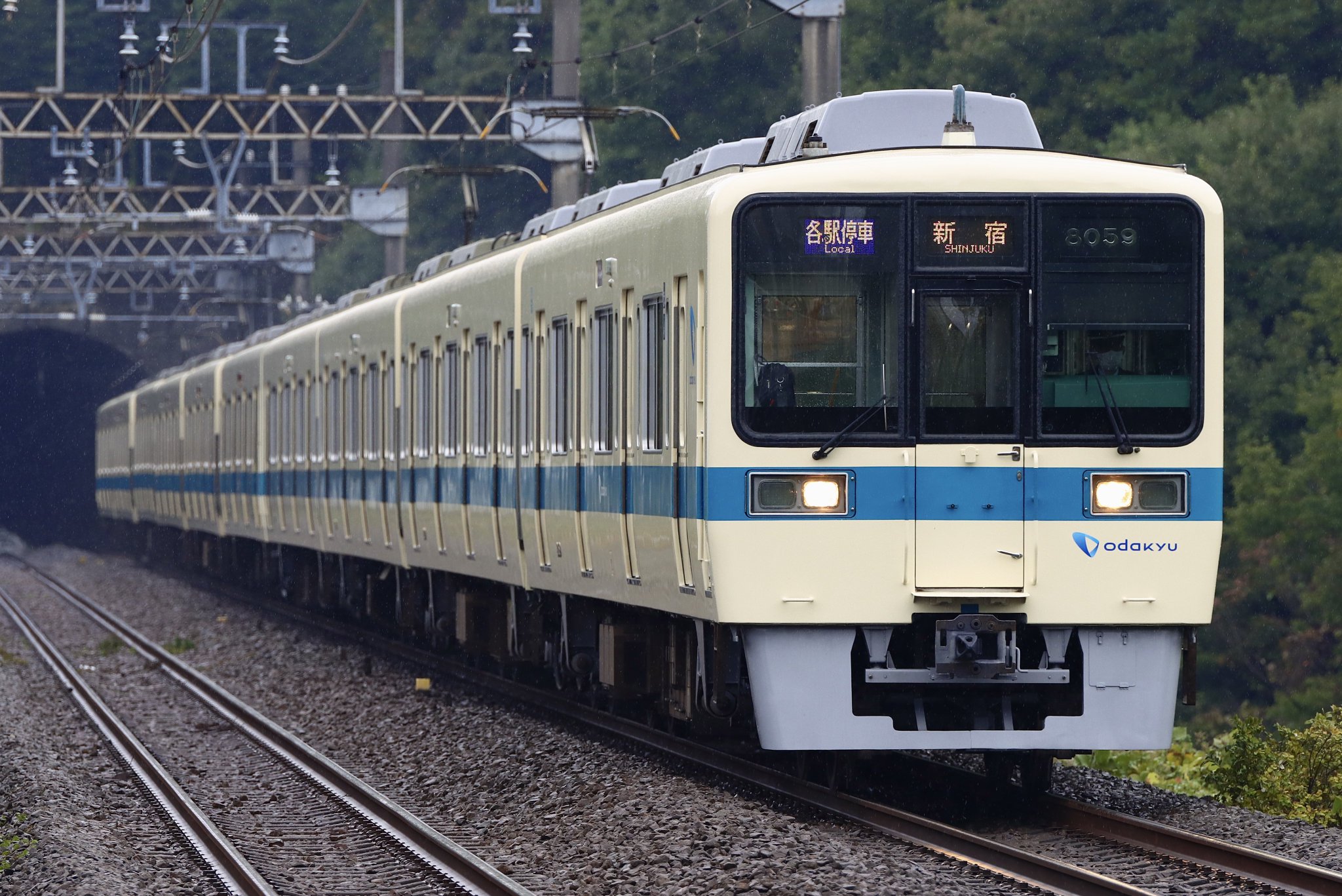ワタシダ【Odapediaの中の人】 on Twitter: "土休日の午後に見られる10両各駅停車。 8000形のこんな姿も、晩年ならではとなるんですかね。 https://t.co ...