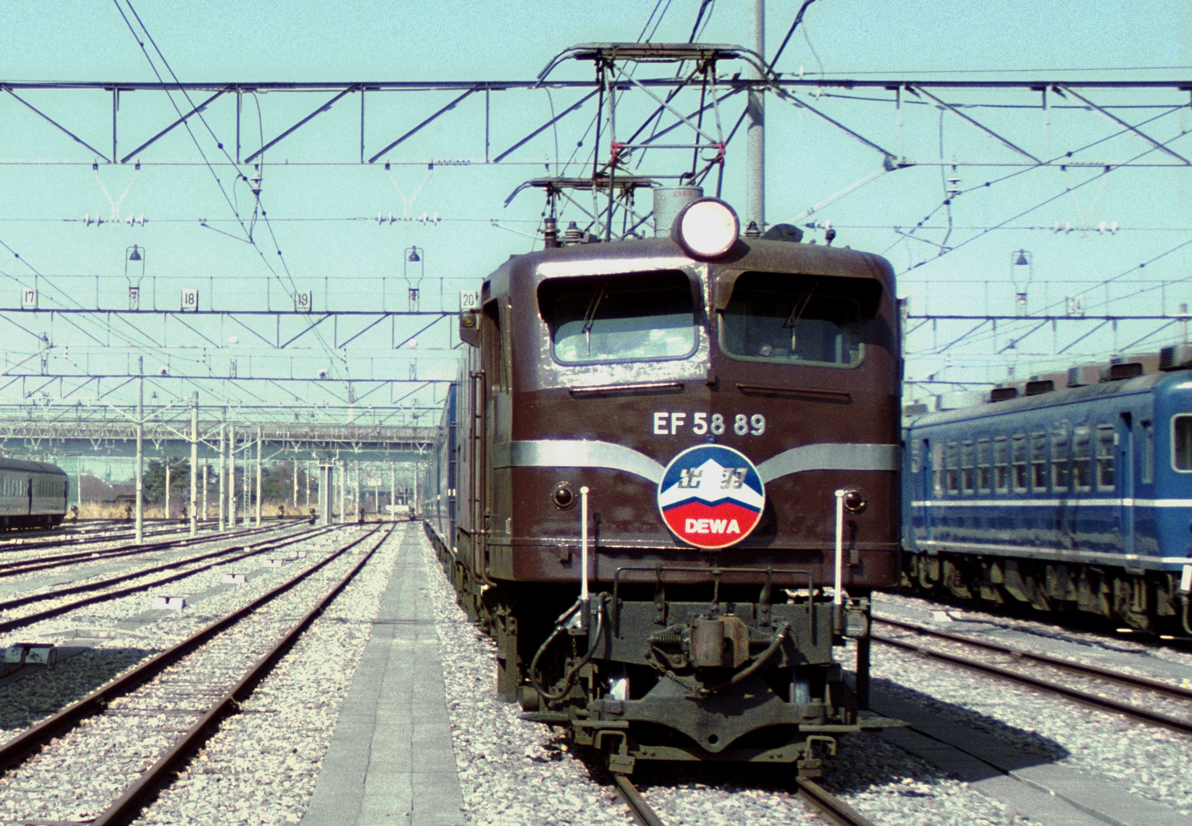 amanogawa_exp on Twitter: "EF58-89「いなば」(合成) EF58-89「出羽」 @東大宮操車場 1985.12.1 「いなば」の寝台特急時代のヘッドマークが ...