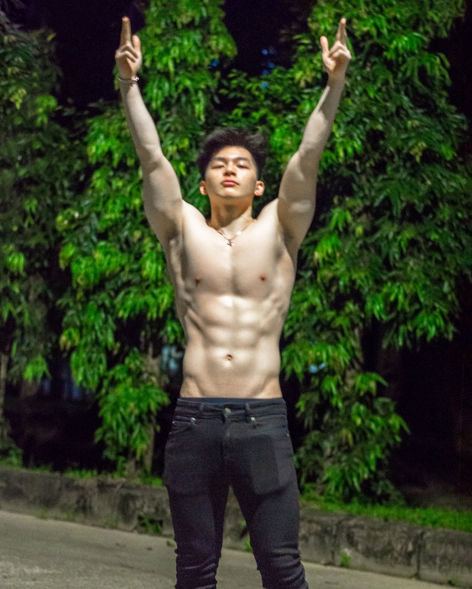 Edward Candra on Twitter: "this is how an avid burgers eater looks like ...