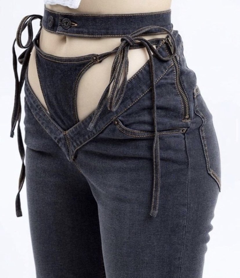 Hitsuji 🐑 on Twitter: "I've been racking my brain trying to figure out who the person in this ...