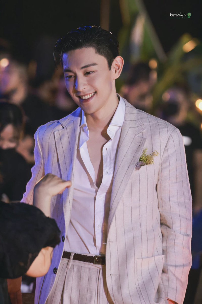 Deng Lun looked so hot in this suit #DengLun #NightWanderer #cdrama #夜 ...