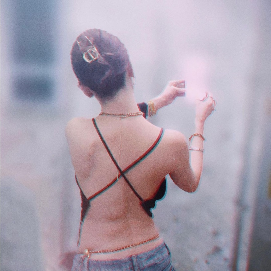 Vivi Chen(@icy_vivi ):早安星期六 周五的夜晚，你看到一位女子和五個男生共桌用餐，你會有什麼想法? #多人