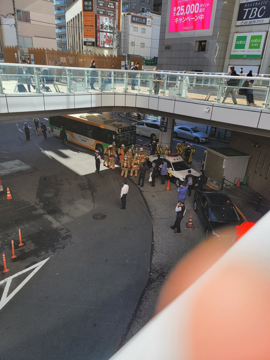 【事件・事故か】北千住に消防車や警察集結し都バス囲む 現地画像まとめ 北千住駅付近 まとめダネ！ 0957