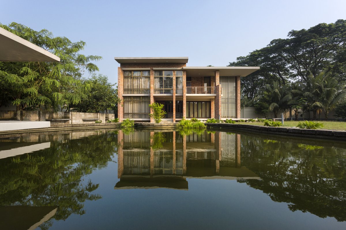 Weekend Retreat | معتكف عطلة نهاية الأسبوع تصميم : Lightscape Architects المكان : بنغلاديش 🇧🇩 ...