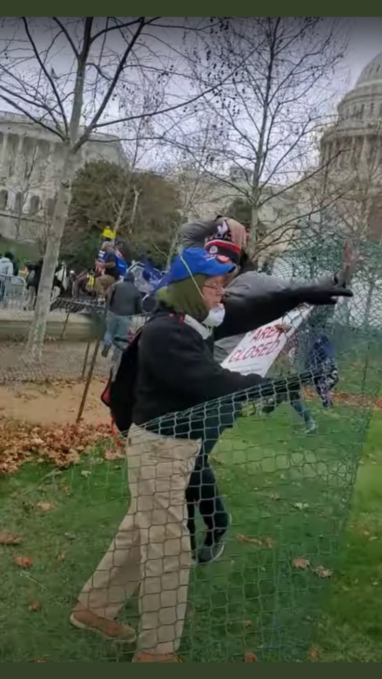 The Columbia Bugle 🇺🇸 On Twitter Mystery Scaffold Man Tearing Down Fencing And Signs Alerting