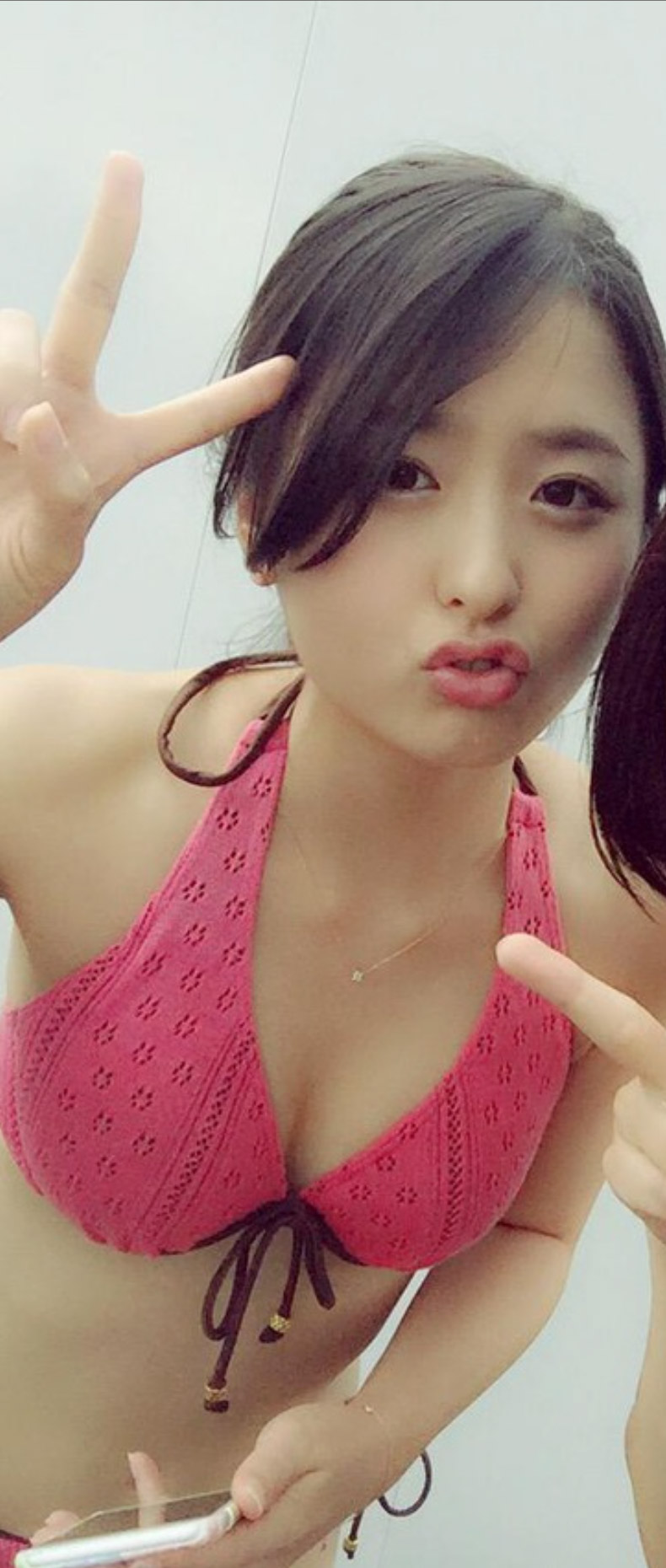 へそ出し大好き On Twitter 写真とってる水着女子 左のピンクの水着の子が好き お腹が見える服たくさん着てほしい 水着 お腹出し へそ出し