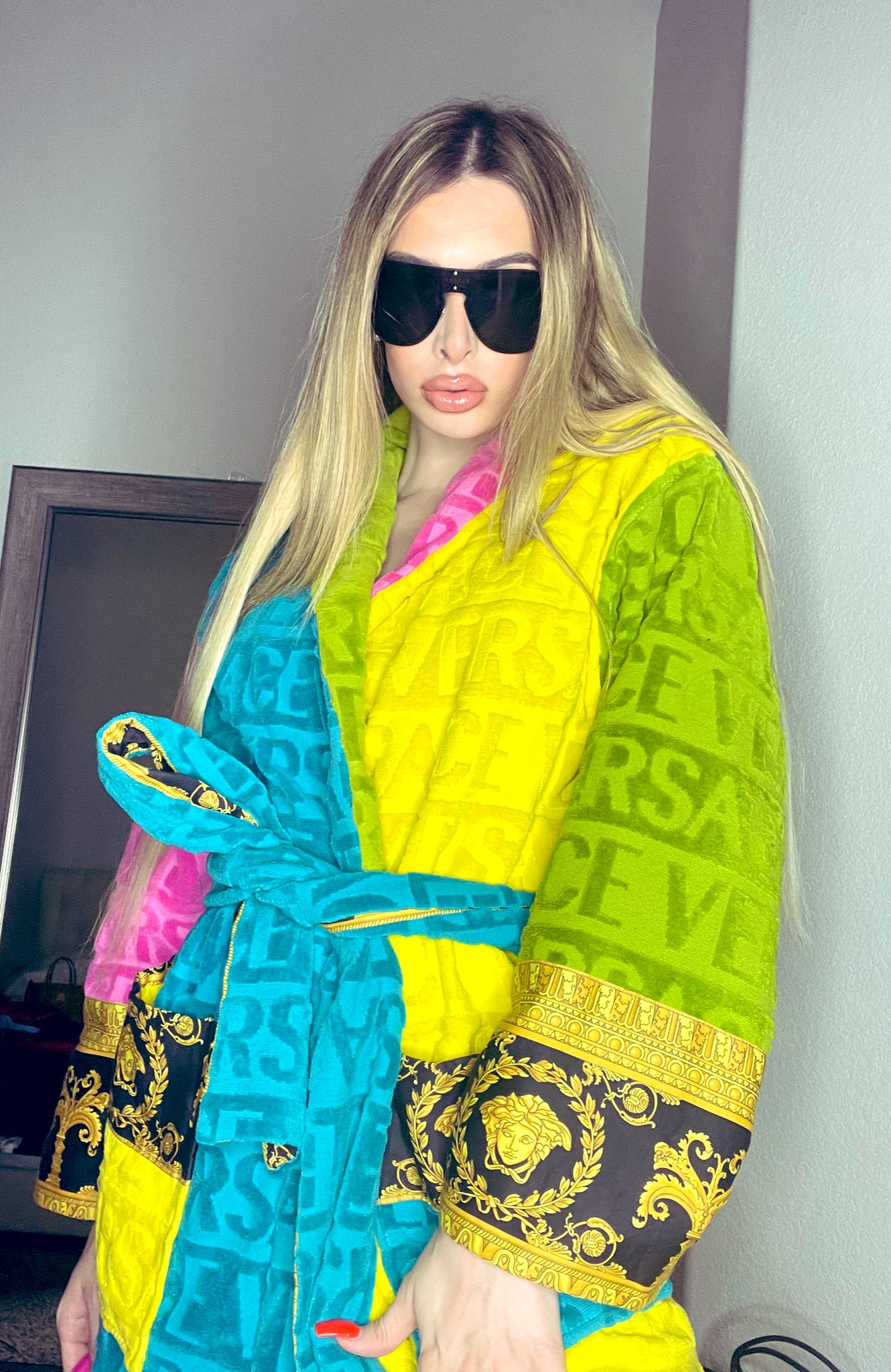 TW Pornstars - 1 pic. Queen_Ivory. Twitter. Robe on or off? 😈💋🐍. 6:39 ...