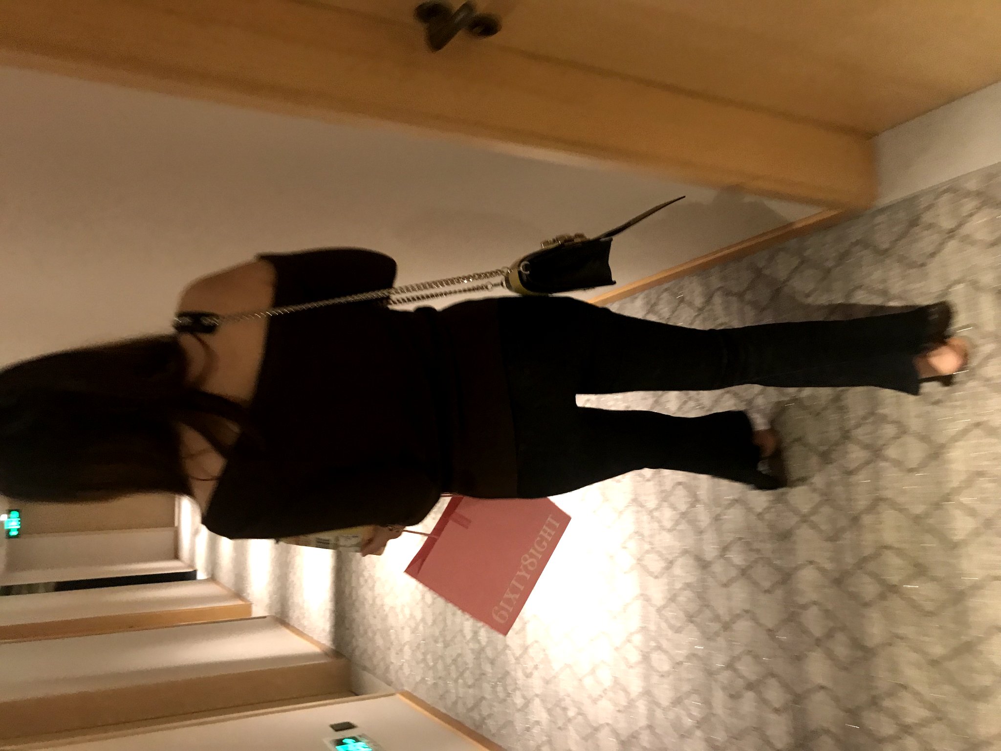 Lynn阿姨 On Twitter 又被偷拍了，小奶狗最近好像对我的脚和屁股特别有兴趣 调教 女神 肉便器 羞辱 婊子 堕落 性瘾 射屏 玉足 丝袜 Sm 抖m