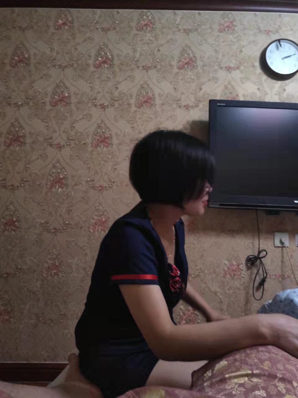 恩宠 On Twitter 昨晚去做足疗,选了个御姐型技师,我让技师坐床上给我捏腿,把脚伸到我胸前,我盖上被子揉捏她的小脚,揉捏一会伸出舌头舔她的脚趾,她回头看我一眼,我含着她的脚趾跟她